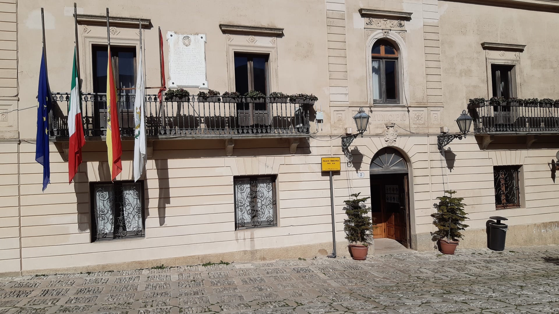 comune di erice bandiere a mezz'asta - Itacanotizie.it comune di erice bandiere a mezz'asta - Itacanotizie.it