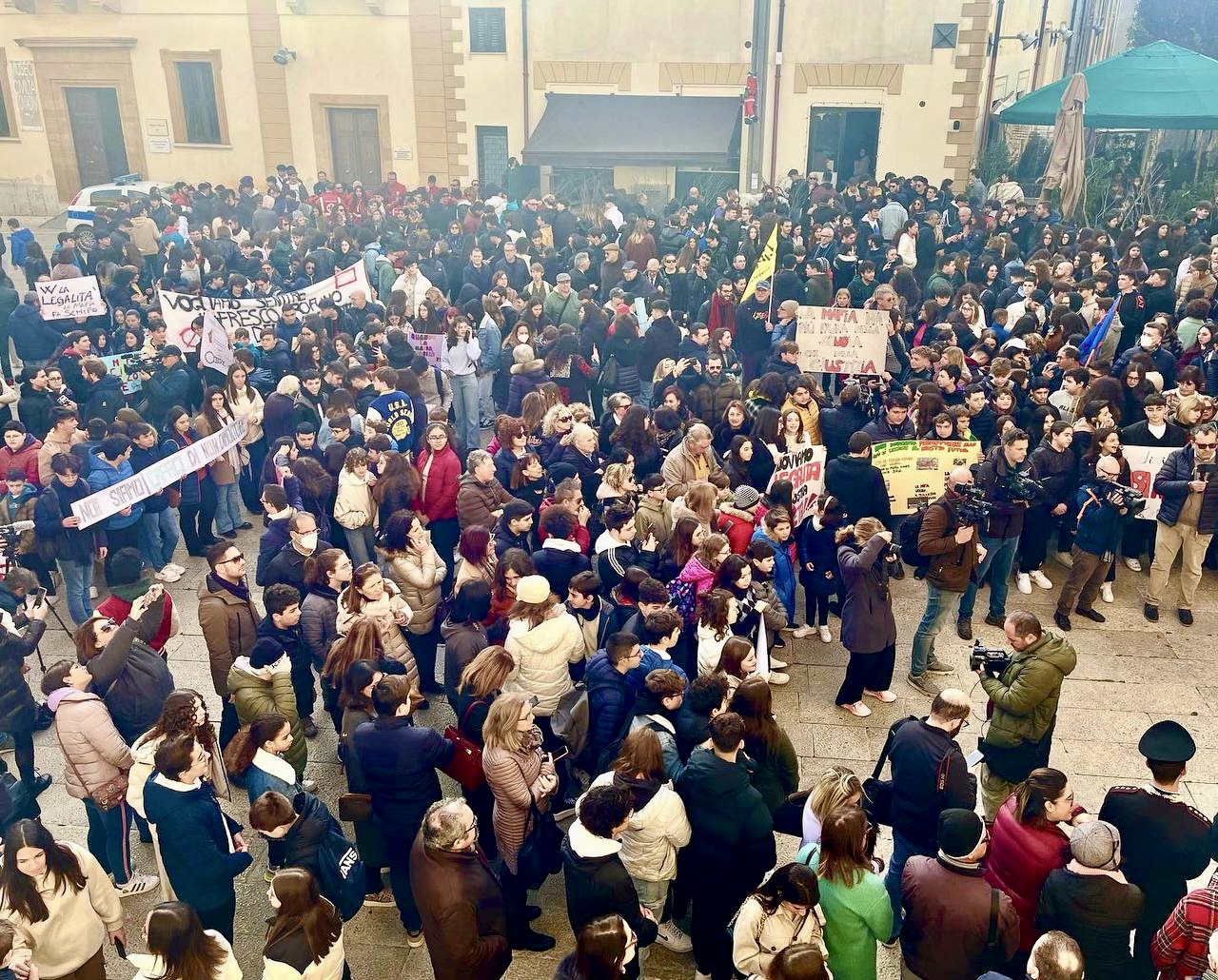 Arresto Messina Denaro, gli studenti di Castelvetrano in piazza ...