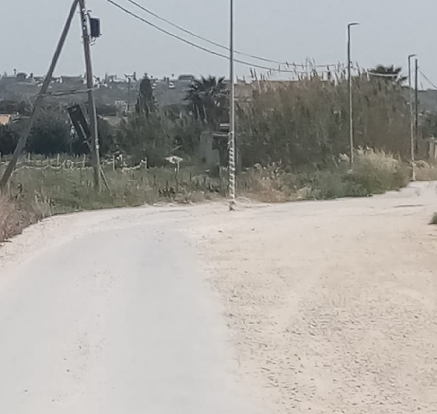 Marsala: strada dissestata e pali al centro, i cittadini protestano Marsala: strada dissestata e pali al centro, i cittadini protestano